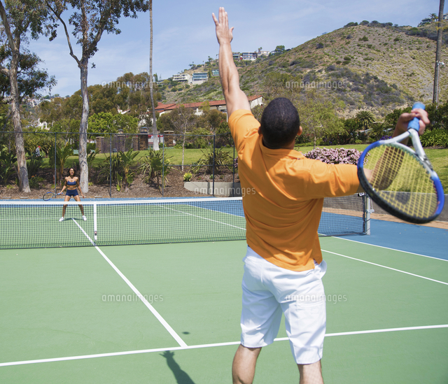 Couple playing tennis[11015277309]の写真素材・イラスト素材｜アマナイメージズ