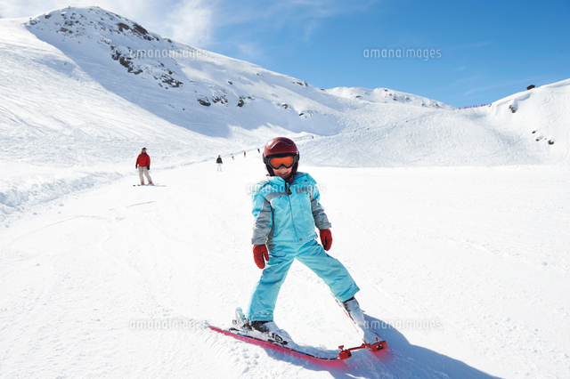 Portrait of young boy on skis[11015285296]の写真素材・イラスト素材｜アマナイメージズ