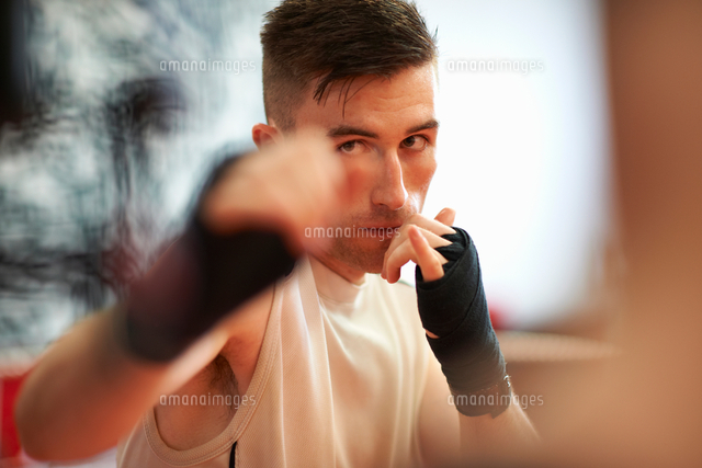 Boxer practising in boxing ring[11015288964]の写真素材・イラスト素材｜アマナイメージズ