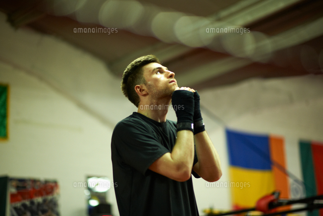 Boxer exercising in boxing ring[11015289006]の写真素材・イラスト素材｜アマナイメージズ