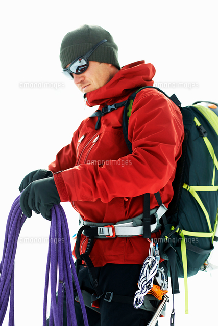 Mountaineer preparing climbing ropes[11015295684]の写真素材・イラスト素材｜アマナイメージズ