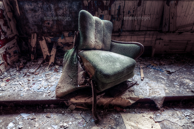 Broken chair in decayed room[11015353366]の写真素材・イラスト素材｜アマナイメージズ