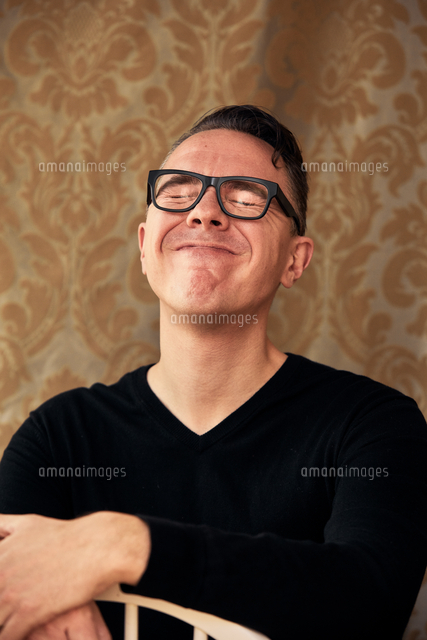 Comedian making funny face[11015361711]の写真素材・イラスト素材｜アマナイメージズ