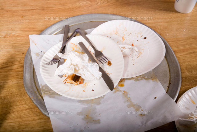 Paper plates and cutlery piled[11016012750]の写真素材・イラスト素材｜アマナイメージズ