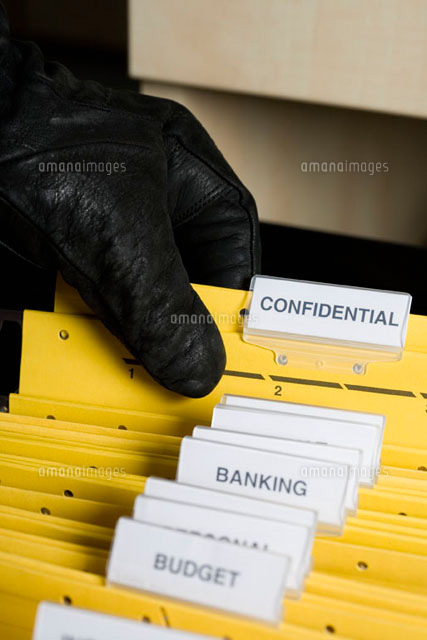 A gloved hand picking up a file[11016014240]の写真素材・イラスト素材｜アマナイメージズ