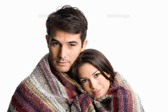 A couple wrapped in a blanket[11016016351]の写真素材・イラスト素材｜アマナイメージズ