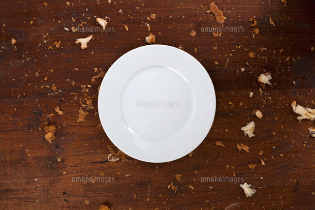 A clean plate on a table with crumbs[11016020853]の写真素材・イラスト素材｜アマナイメージズ