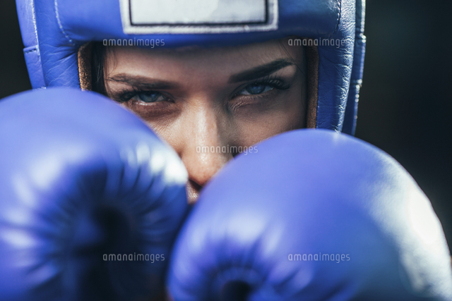 Close-up portrait of confident female boxer[11016032470]の写真素材・イラスト素材 ...