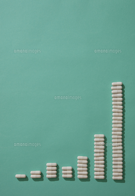 Capsules forming ascending bar graph on green background[11016039379]の ...