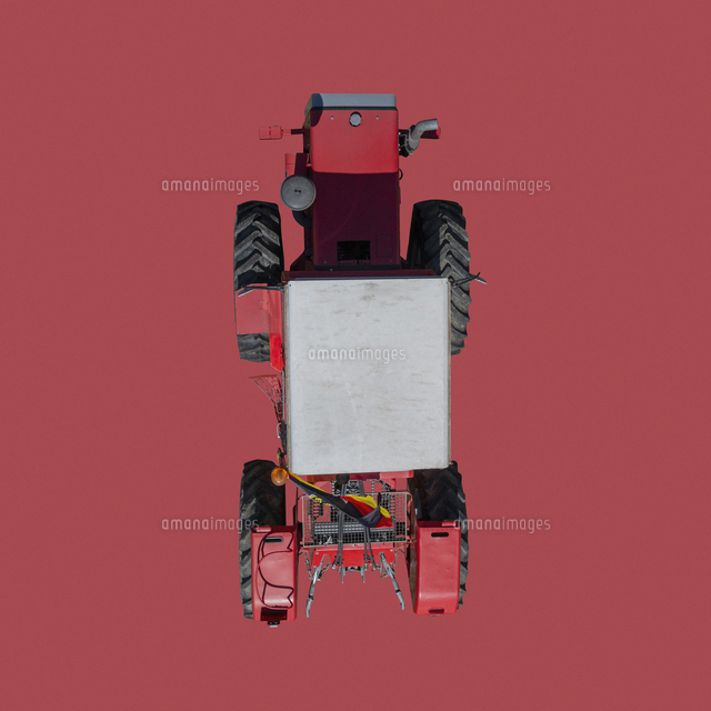 View from above tractor on red background[11016042534]の写真素材・イラスト素材｜アマナイメージズ