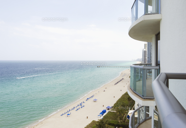 Hotel balcony overlooking urban beach[11018058710]の写真素材・イラスト素材｜アマナイメージズ