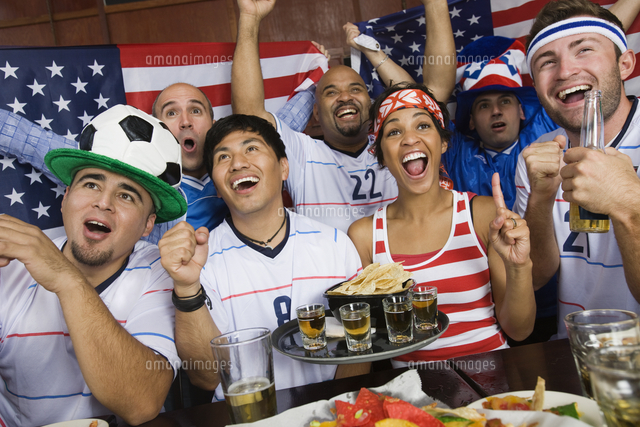 Sports fans drinking and eating in sports bar[11018078962]の写真素材・イラスト素材 ...