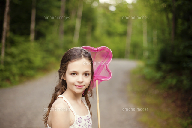 Caucasian girl carrying butterfly net on dirt road[11018088764]の写真素材 ...