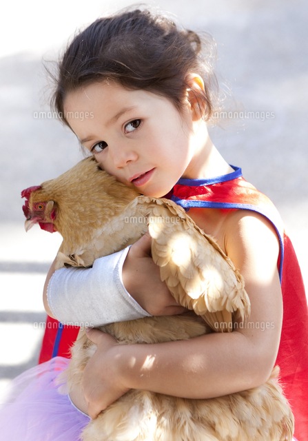 Mixed race girl hugging chicken[11018089324]の写真素材・イラスト素材｜アマナイメージズ