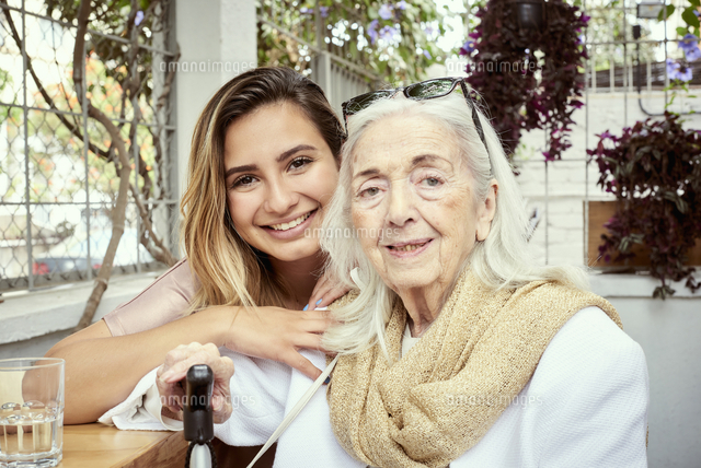 Portrait of smiling grandmother and granddaughter[11018097839]の写真素材 ...