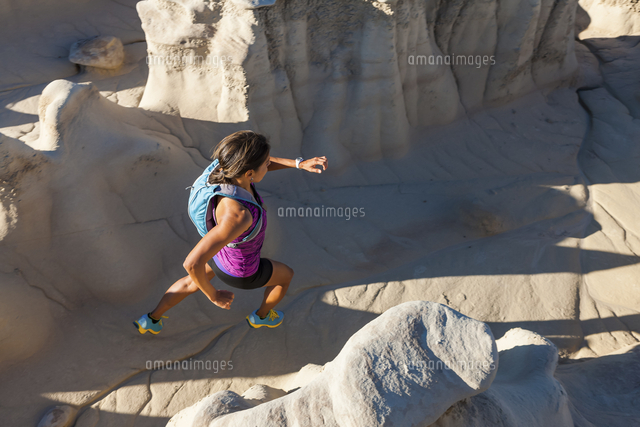 Native American woman running in desert[11018099280]の写真素材・イラスト素材｜アマナイメージズ