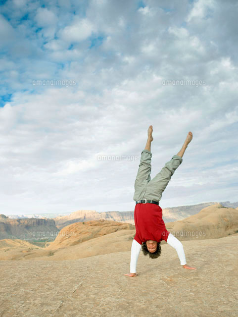 Mid adult man standing on one hand[11021001881]の写真素材・イラスト素材｜アマナイメージズ