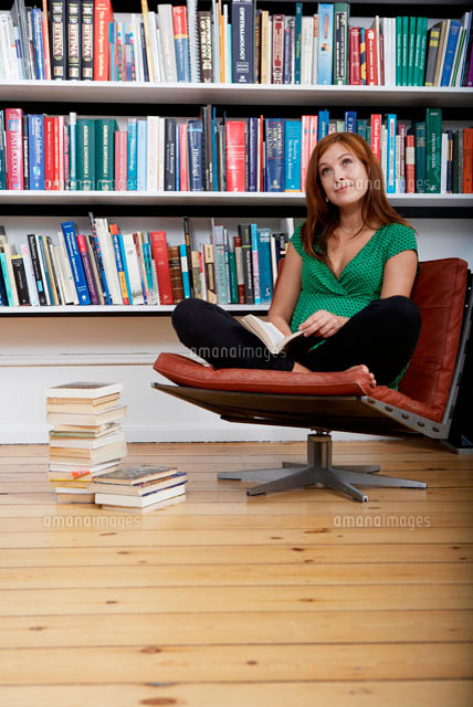 Mid adult woman reading book[11021005641]の写真素材・イラスト素材｜アマナイメージズ