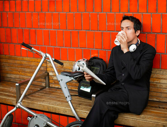 Commuter Drinking Coffee at Subway Station[11021007939]の写真素材・イラスト素材｜アマナ ...