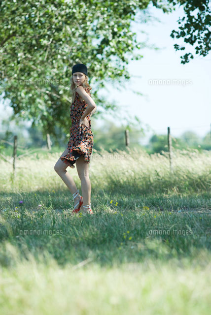 Woman walking along rural path[11025002652]の写真素材・イラスト素材｜アマナイメージズ