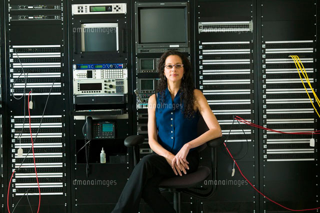 woman sitting by computer control panel[11029004133]の写真素材・イラスト素材｜アマナイメージズ