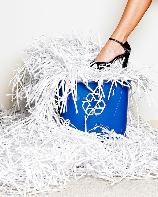 stomping on shredded paper in a bin[11029006494]の写真素材・イラスト素材｜アマナイメージズ