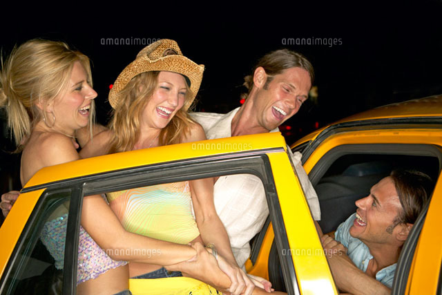 Couples getting into taxi[11029009967]の写真素材・イラスト素材｜アマナイメージズ