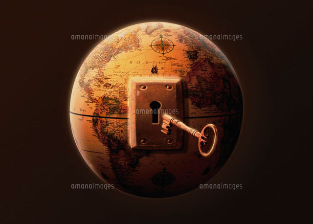 Globe with lock and skeleton key[11029010332]の写真素材・イラスト素材｜アマナイメージズ