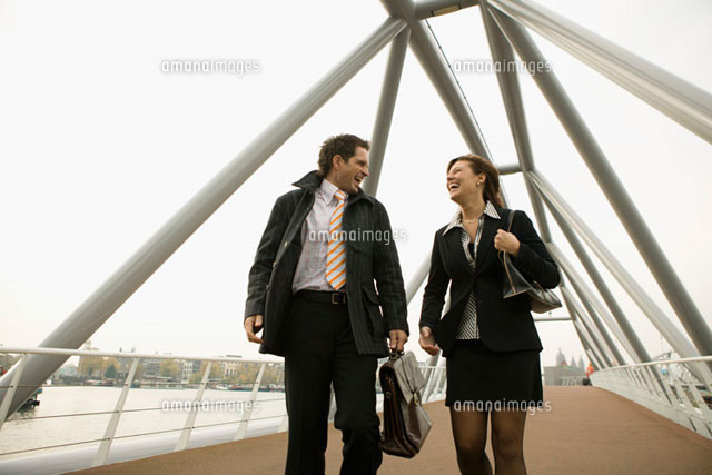Businesspeople walking and talking[11029011050]の写真素材・イラスト素材｜アマナイメージズ