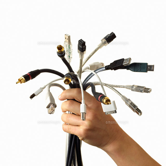 Hand holding computer cables[11029013723]の写真素材・イラスト素材｜アマナイメージズ