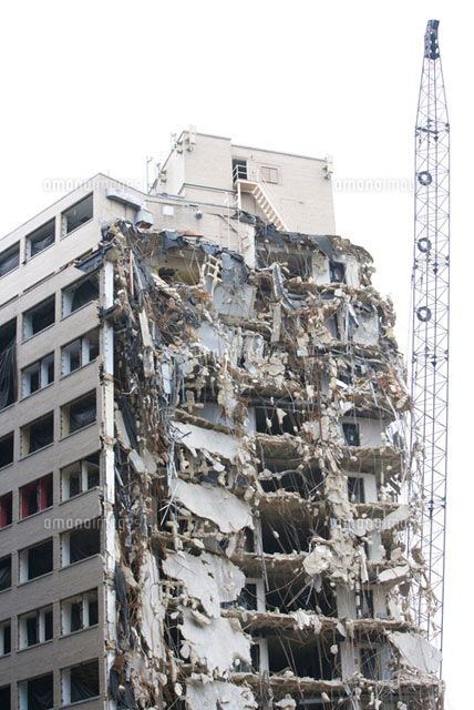 Crumbling cross-section of tall building[11029016796]の写真素材・イラスト素材｜アマナイメージズ