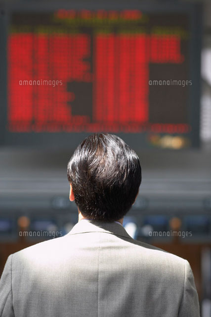Man Looking at Sign in Airport[11030000929]の写真素材・イラスト素材｜アマナイメージズ