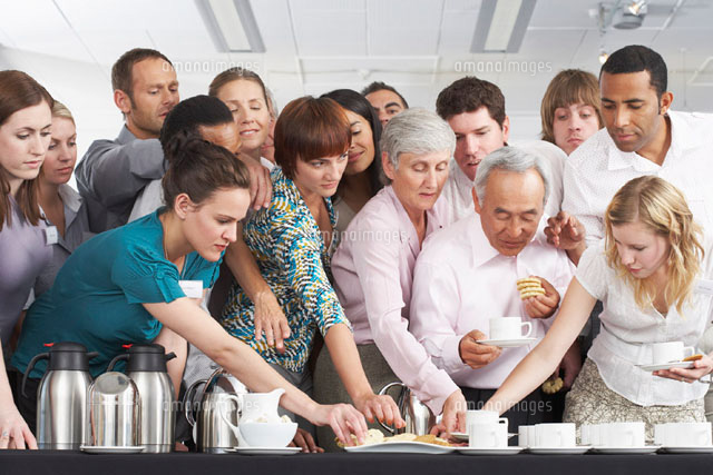 Business People at Refreshment Table[11030019801]の写真素材・イラスト素材｜アマナイメージズ