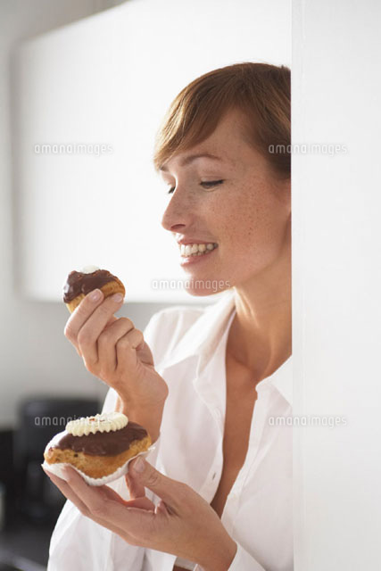 Woman Eating Pastry[11030021622]の写真素材・イラスト素材｜アマナイメージズ