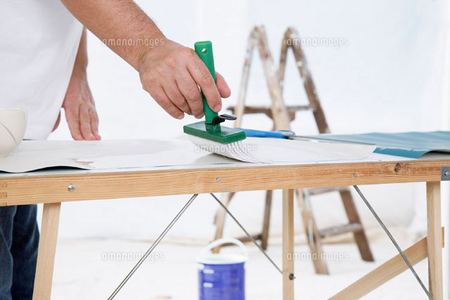 Man Applying Wallpaper Glue[11030022399]の写真素材・イラスト素材｜アマナイメージズ