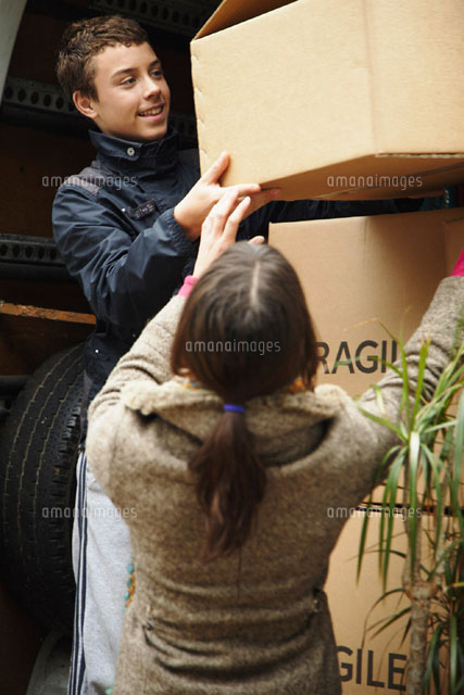 Woman and Boy Loading Van[11030022427]の写真素材・イラスト素材｜アマナイメージズ