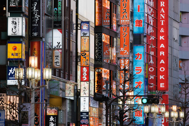 Shop Signs in Shinjuku District[11030023723]の写真素材・イラスト素材｜アマナイメージズ