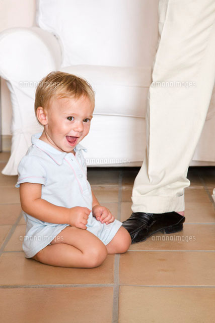 Little Boy Sitting on the Floor[11030024875]の写真素材・イラスト素材｜アマナイメージズ