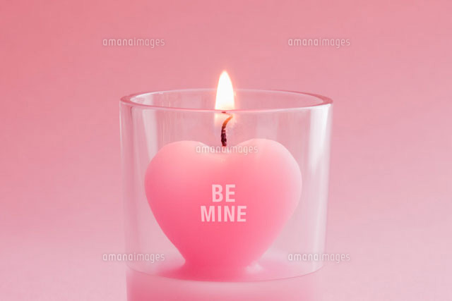 Be Mine Written on Heart Shaped Candle[11030025851]の写真素材・イラスト素材｜アマナイメージズ