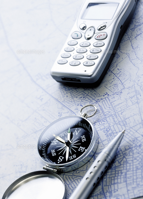Compass, Cellular Phone Pen and Map[11030045430]の写真素材・イラスト素材｜アマナイメージズ