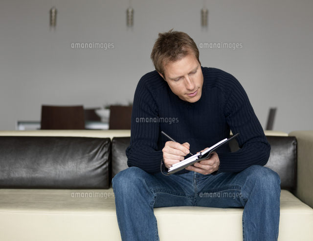 Portrait of Man with Appointment Book[11030051589]の写真素材・イラスト素材｜アマナイメージズ