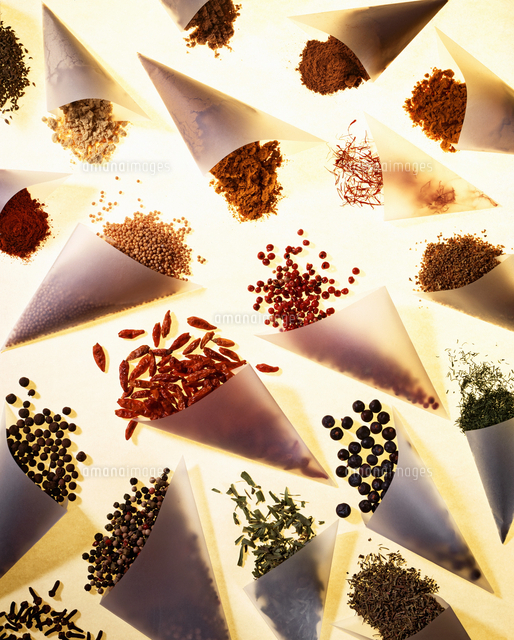Assorted spices in baking parchment cones[11047040958]の写真素材・イラスト素材｜アマナイメージズ