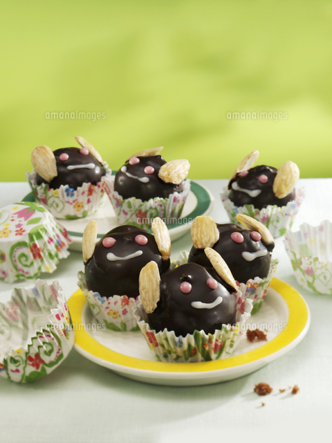 May bug muffins with chocolate icing and almonds[11047041388]の写真素材・イラスト ...