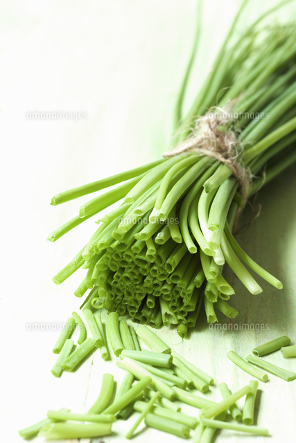 Fresh chives, in bundles and sliced[11047050311]の写真素材・イラスト素材｜アマナイメージズ