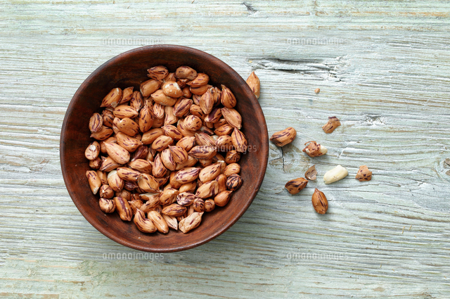 Wild peanuts in a wooden bowl[11047053958]の写真素材・イラスト素材｜アマナイメージズ