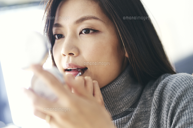 メイクをする30代日本人女性[11070042440]の写真素材・イラスト素材｜アマナイメージズ