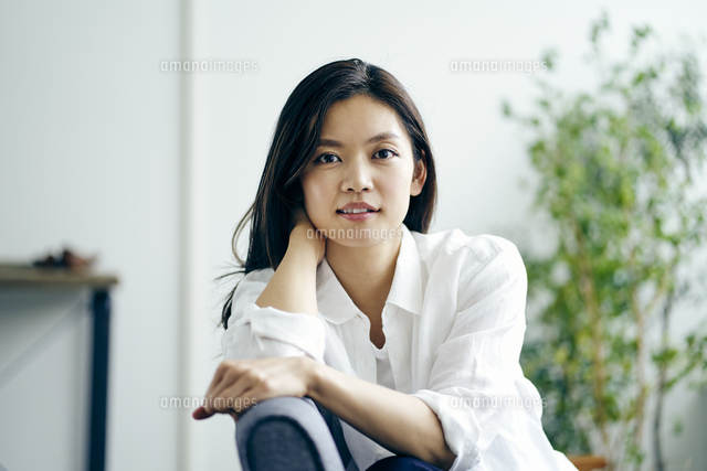 30代日本人女性[11070042540]の写真素材・イラスト素材｜アマナイメージズ