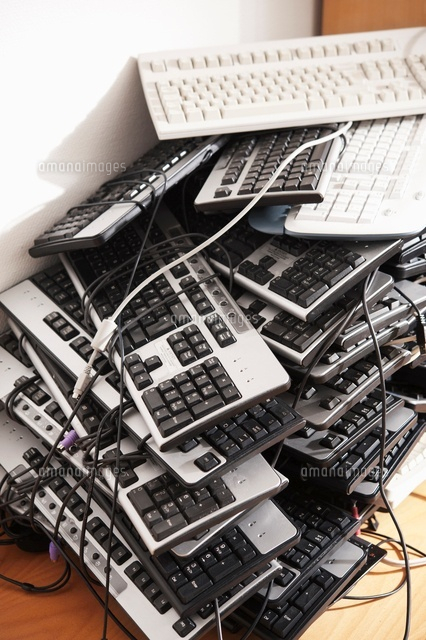 Stack of keyboards, close-up[11077000139]の写真素材・イラスト素材｜アマナイメージズ