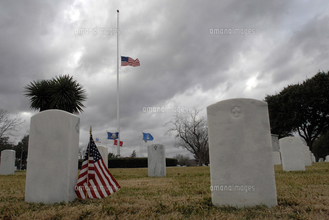An American flag flies at half staff.[11079018651]の写真素材・イラスト素材｜アマナイメージズ