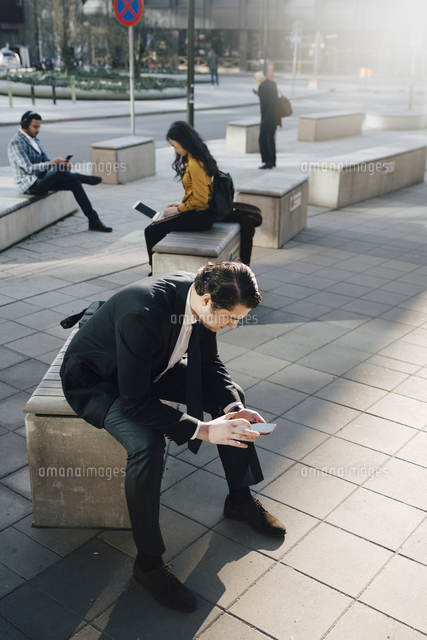 Businesspeople practicing social distance[11081030349]の写真素材・イラスト素材｜アマナイメージズ
